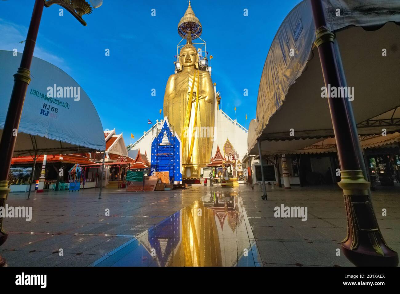 Wat indraviharn in bangkok hi-res stock photography and images - Alamy