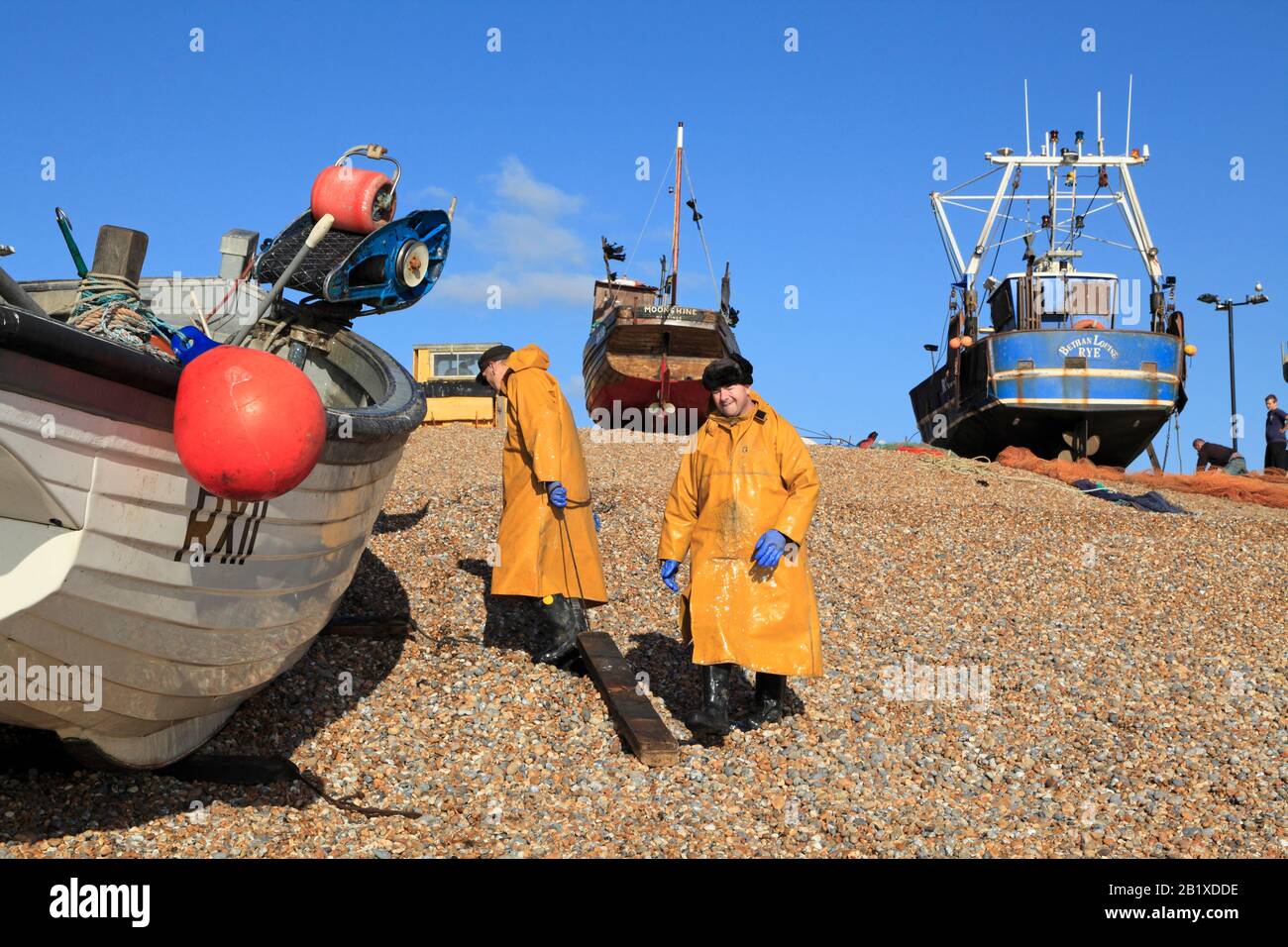 Hastings fishermen landing their fishing boat on the Old Town Stade ...