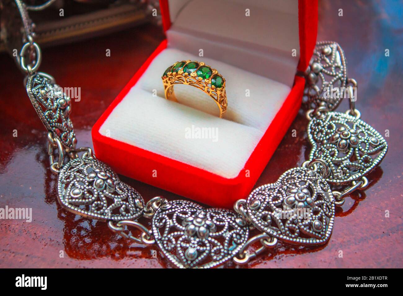 Green Sapphire ring gold, gem thai style Stock Photo - Alamy