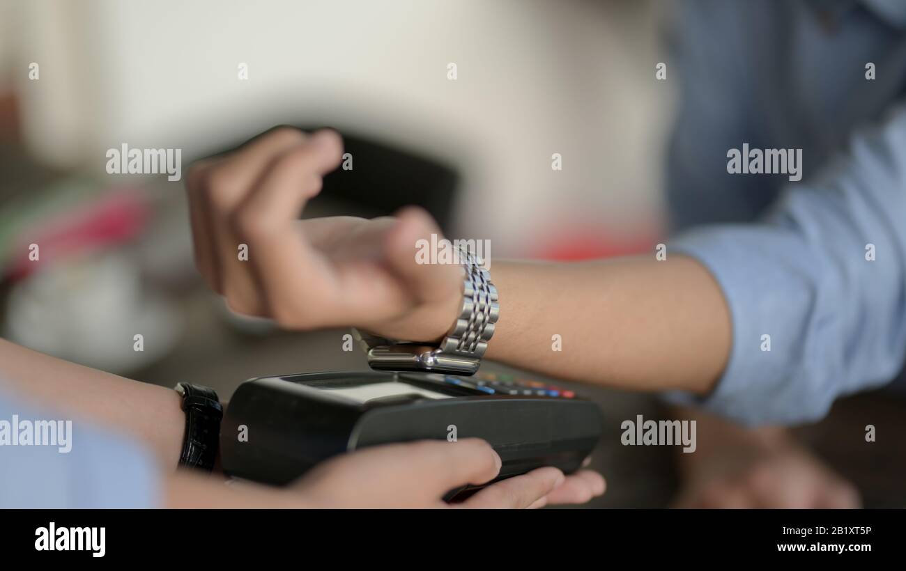 Money supermarket smart phone hi-res stock photography and images - Alamy