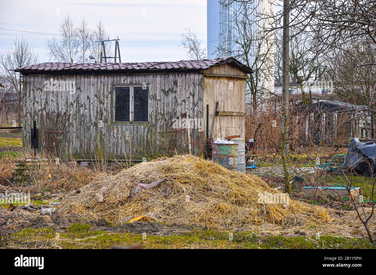 Old farmhouse and outbuilding hi-res stock photography and images - Alamy