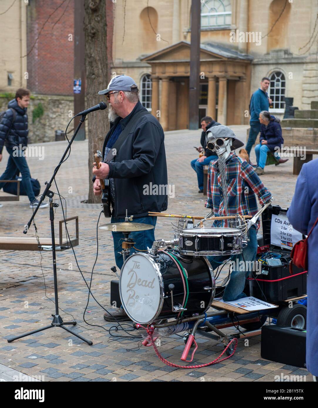 Street performer playing drum hi-res stock photography and images - Alamy