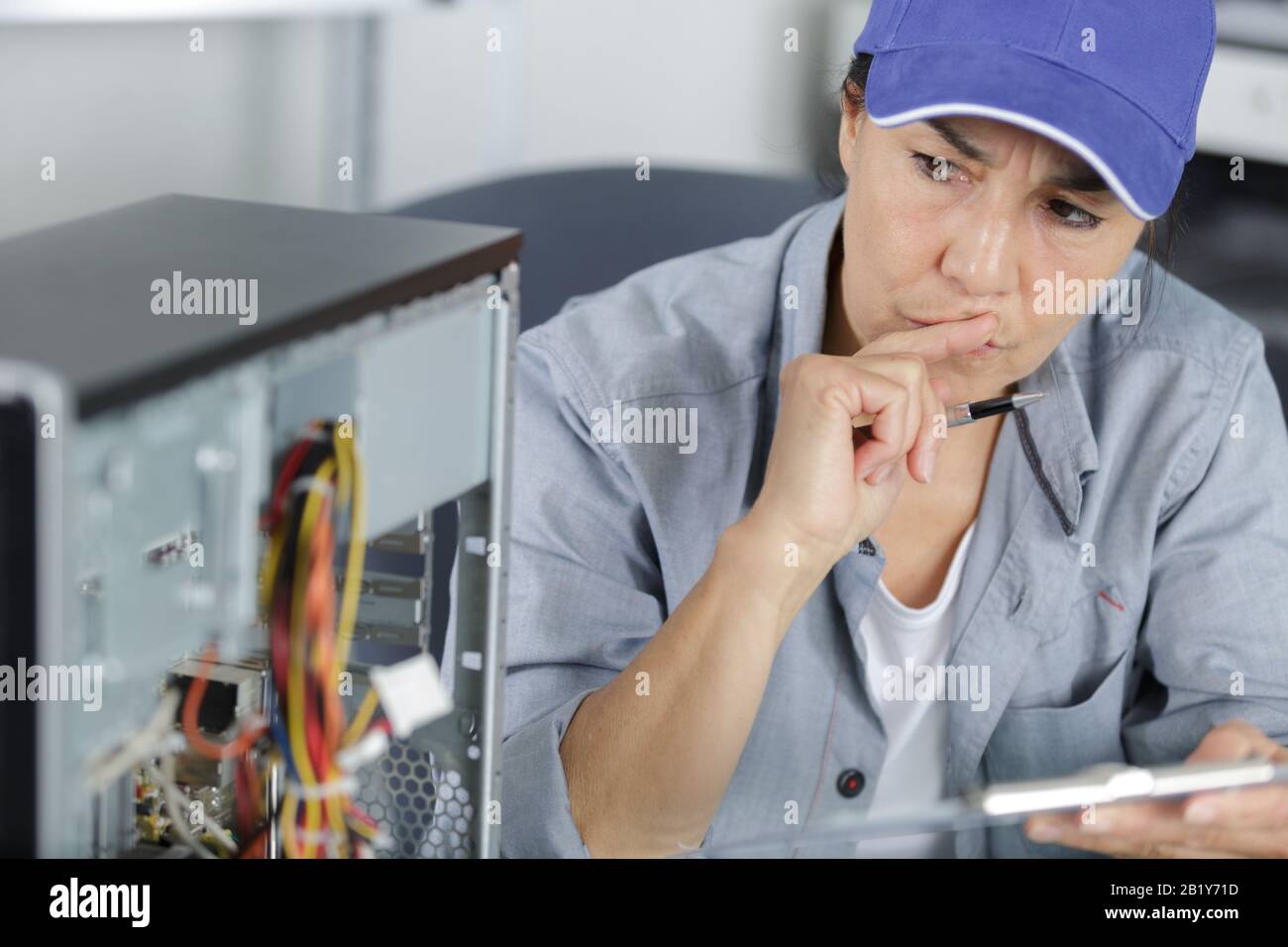 woman trying to fix a pc problem Stock Photo - Alamy