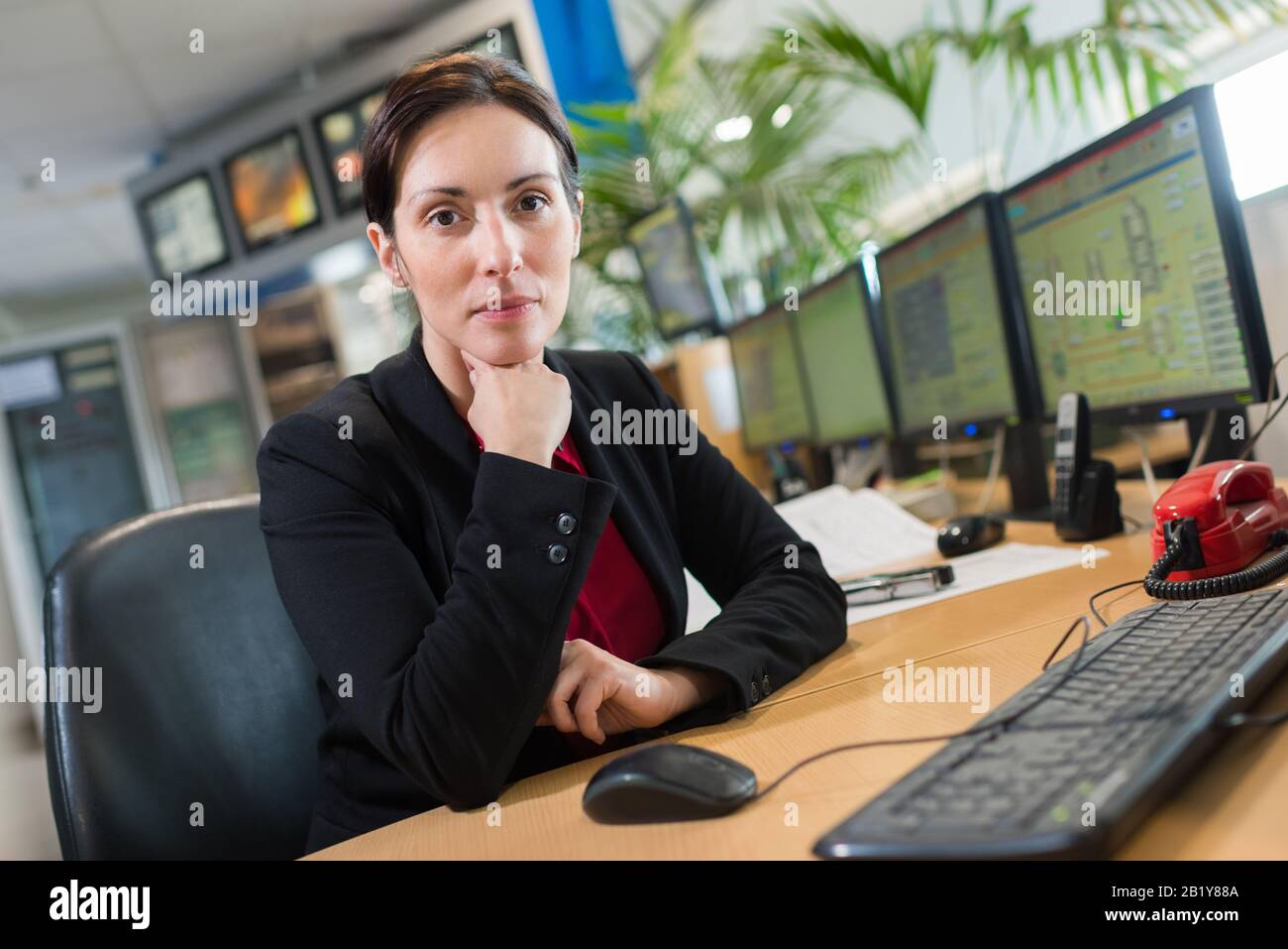 Female engineer in datacenter hi-res stock photography and images - Alamy