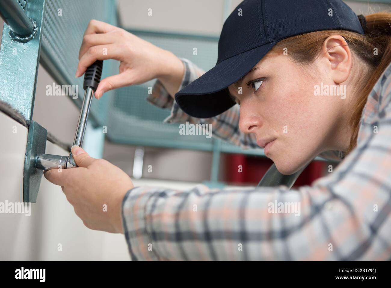 Handyman woman hi-res stock photography and images - Alamy