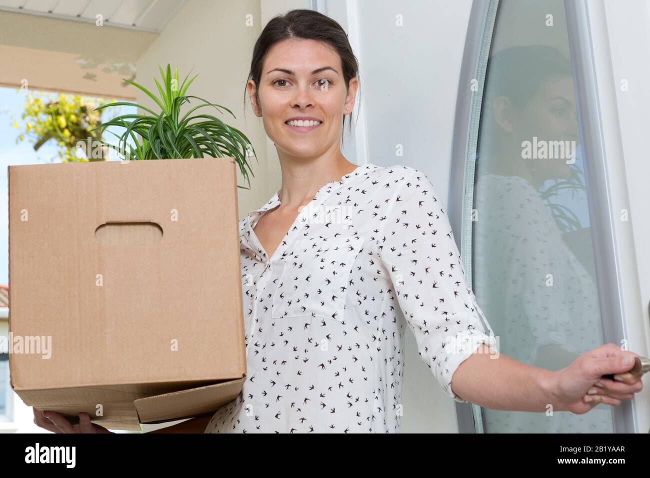 portrait of a woman moving boxes Stock Photo - Alamy