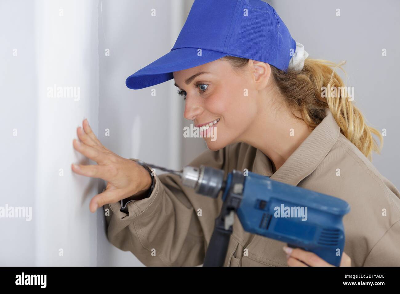 Carpenter woman using power drill hi-res stock photography and images ...