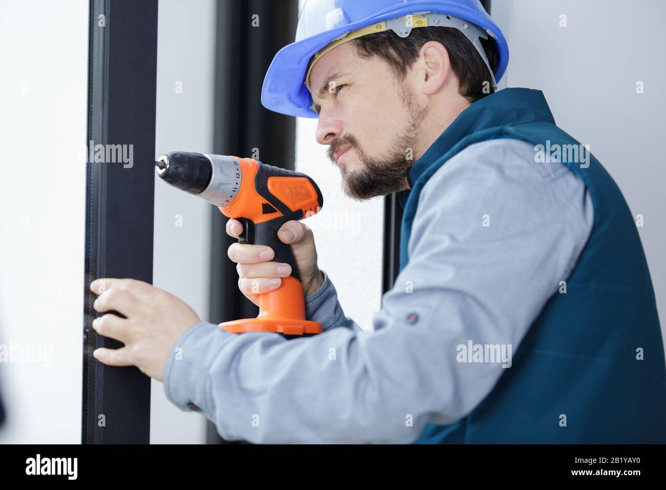 handyman using a cordless screwdriver Stock Photo - Alamy