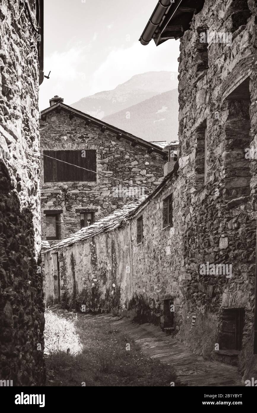 Traditional houses and walls hi-res stock photography and images - Alamy