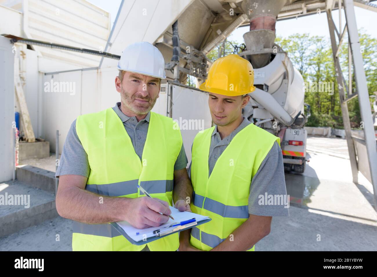 portrait of builders talking outdoors Stock Photo - Alamy