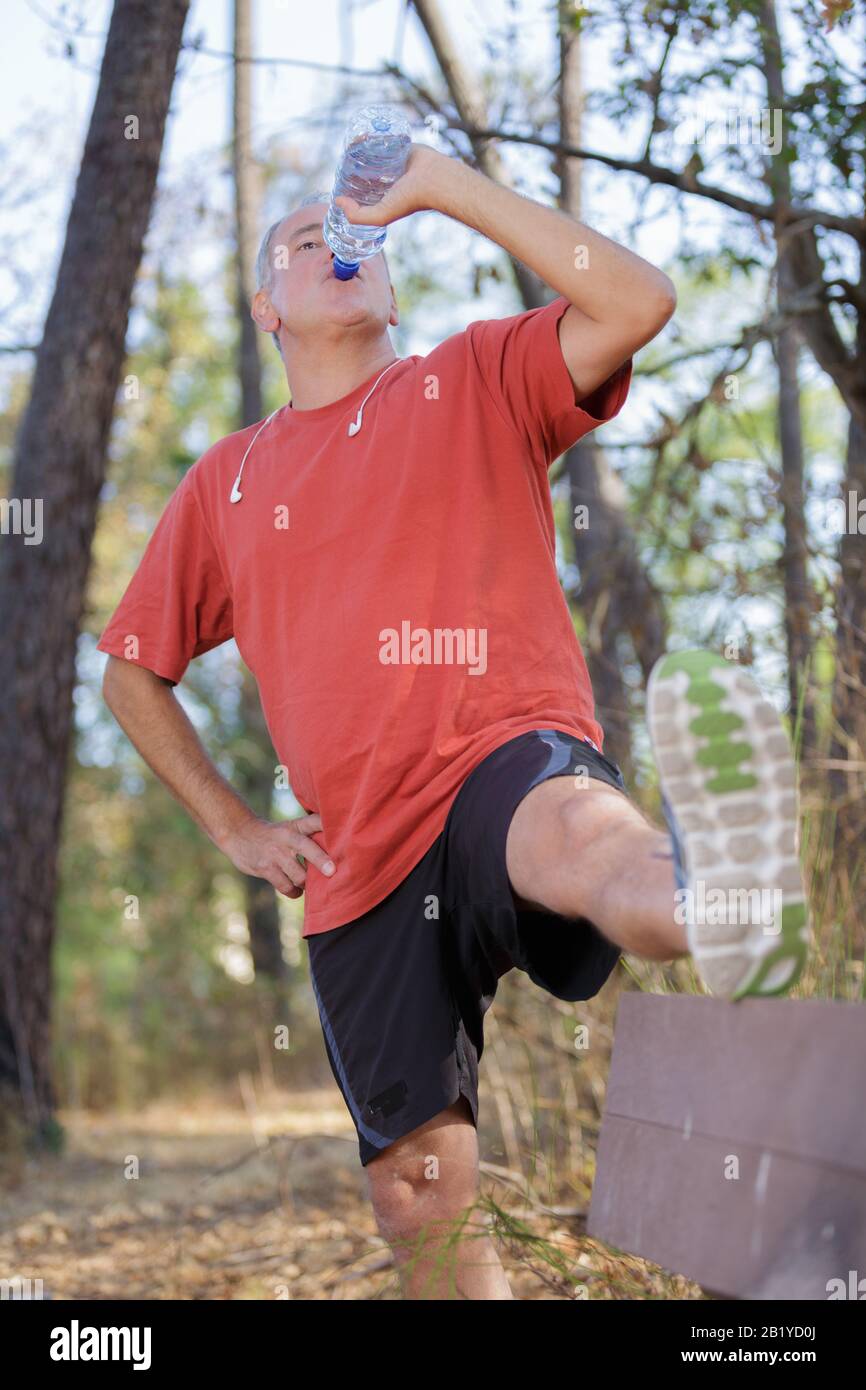a male runner is drinking Stock Photo - Alamy