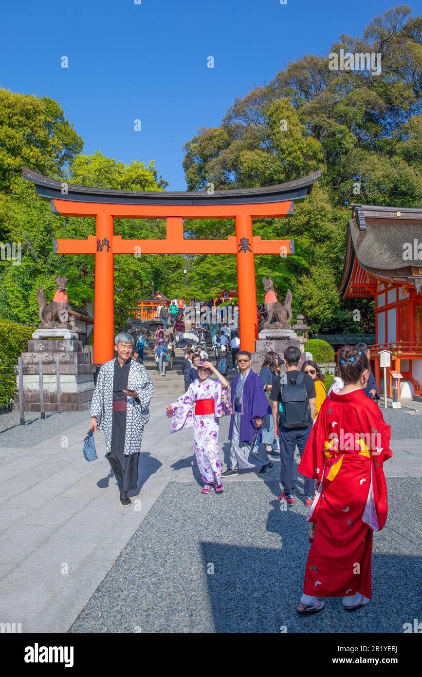 People walking on temple hi-res stock photography and images - Alamy