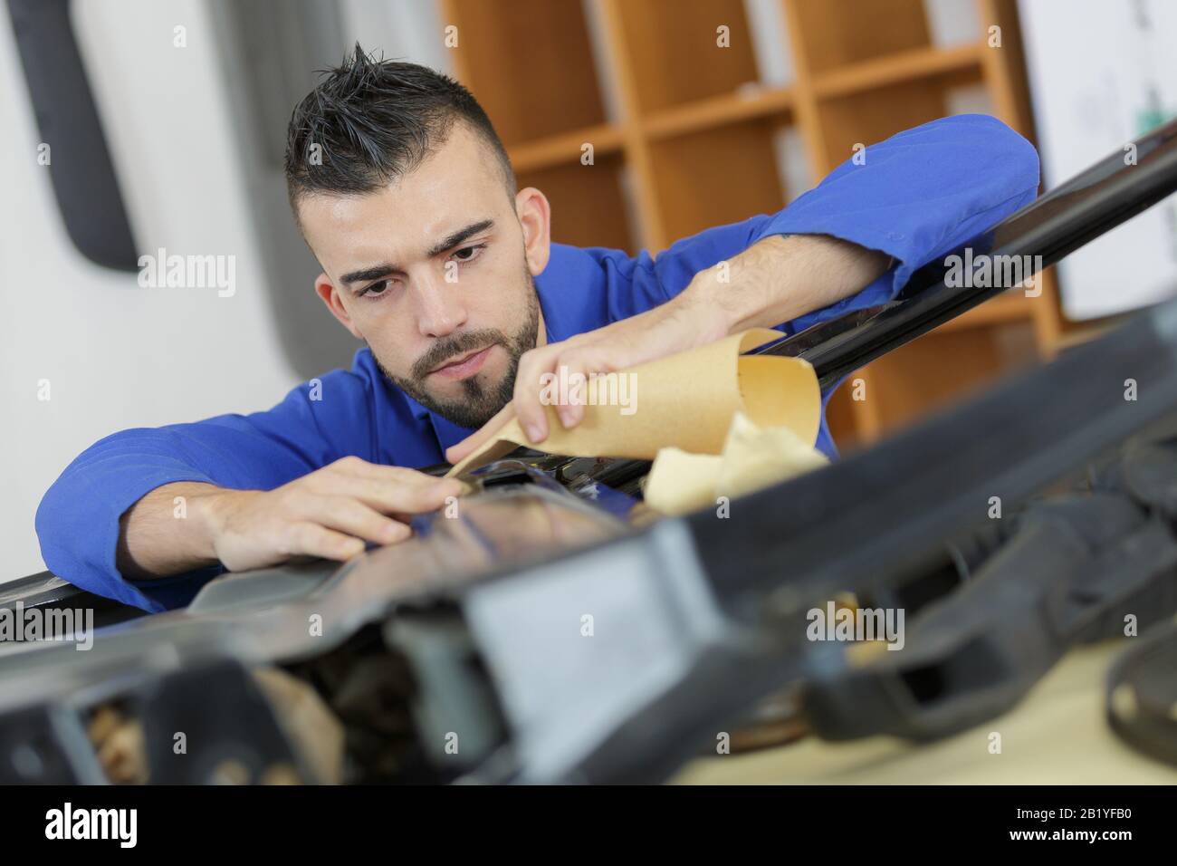 Mechanic garage exterior hi-res stock photography and images - Alamy