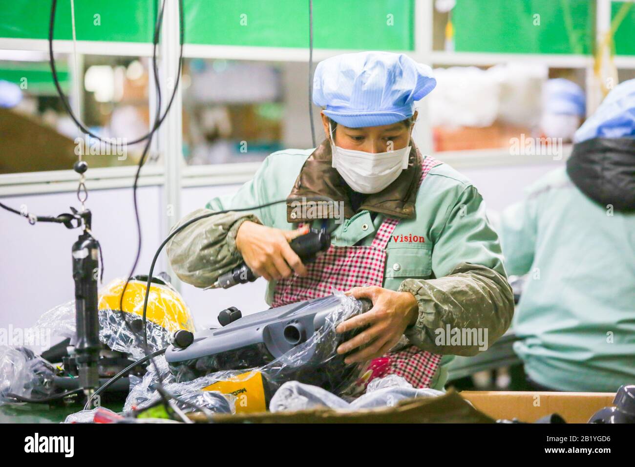 Chinese workers assemble electrical appliances on the production line ...