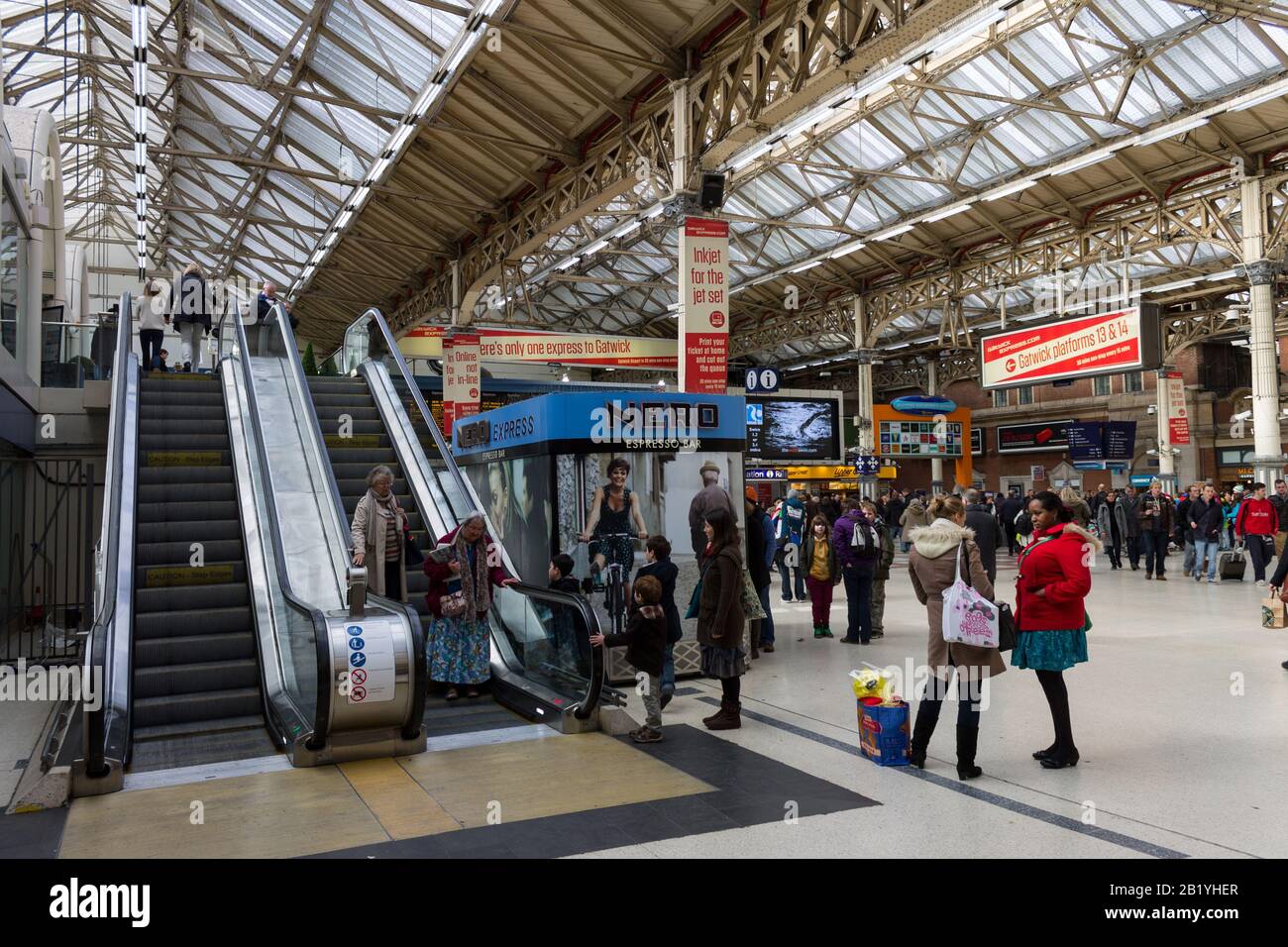 London victoria station hi-res stock photography and images - Alamy