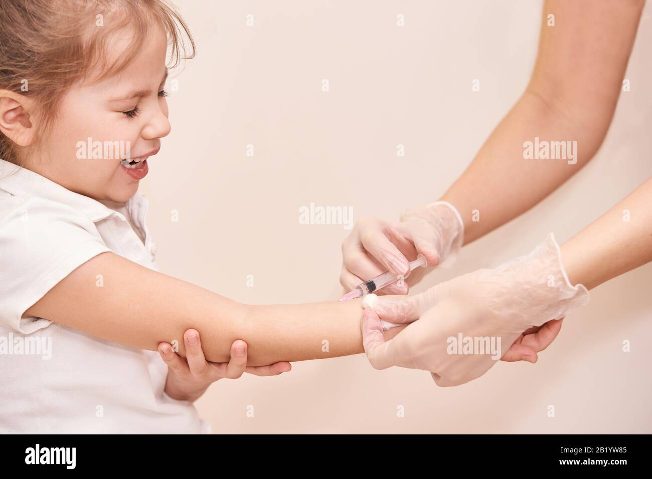 Doctor do injection to young girl. Kid immunization Stock Photo - Alamy