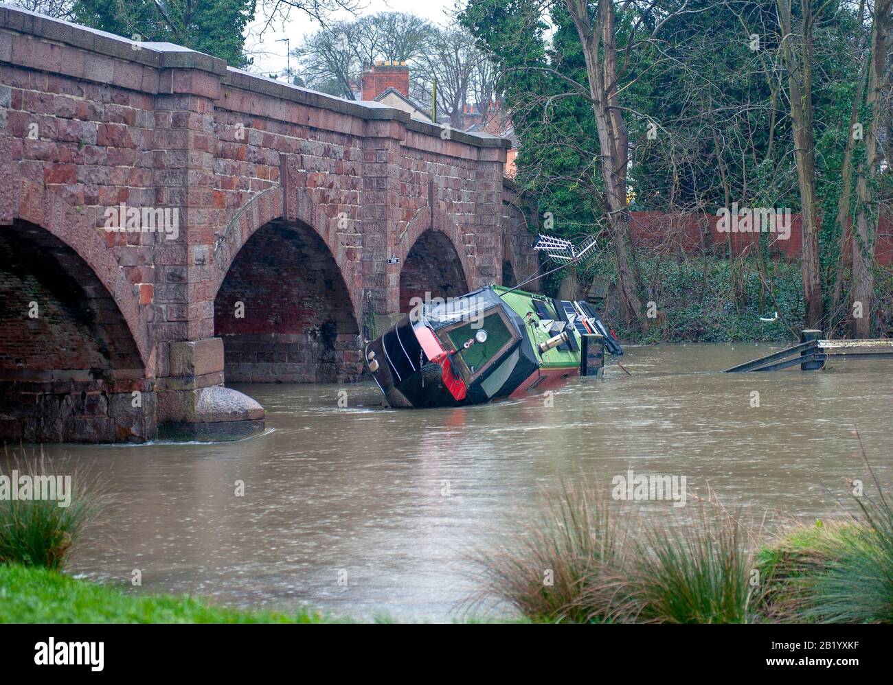 Barrow upon Soar, Leicestershire. Canal boat runs aground due to River ...