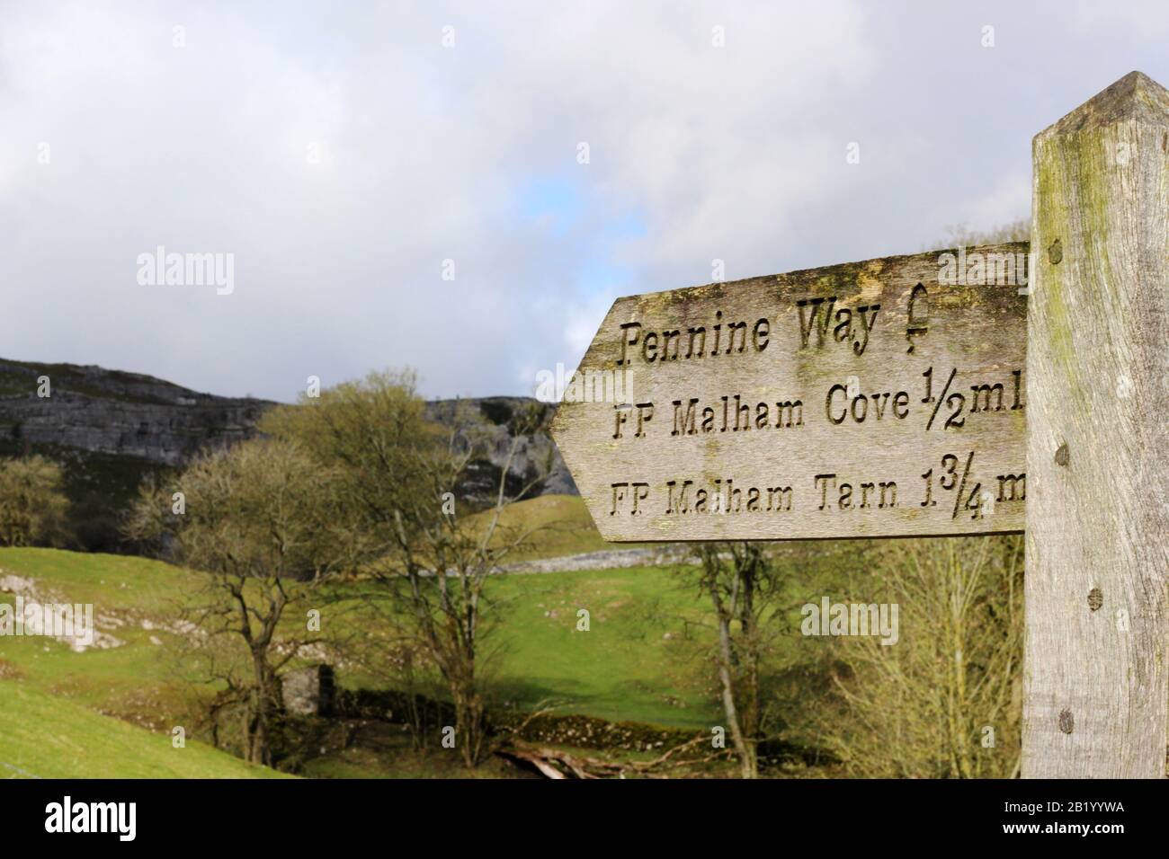 Pennine Way sign directs walkers to Malham Cove Stock Photo - Alamy