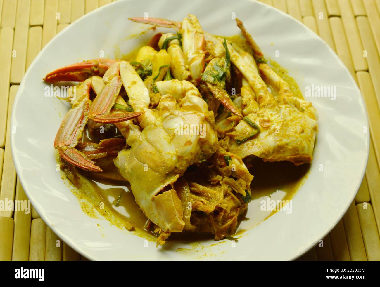 stir fried flower crab in yellow curry on plate Stock Photo - Alamy