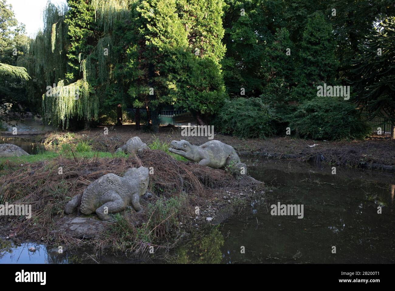 Crystal palace dinosaurs hi-res stock photography and images - Alamy