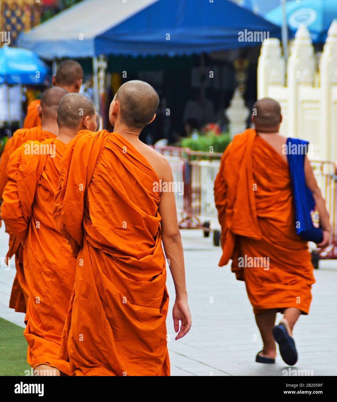 Young buddhist monks bangkok hi-res stock photography and images - Alamy