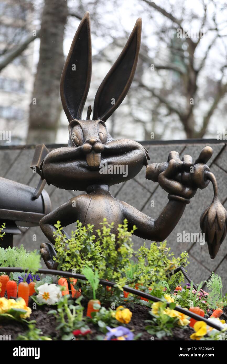 Bugs bunny hi-res stock photography and images - Alamy