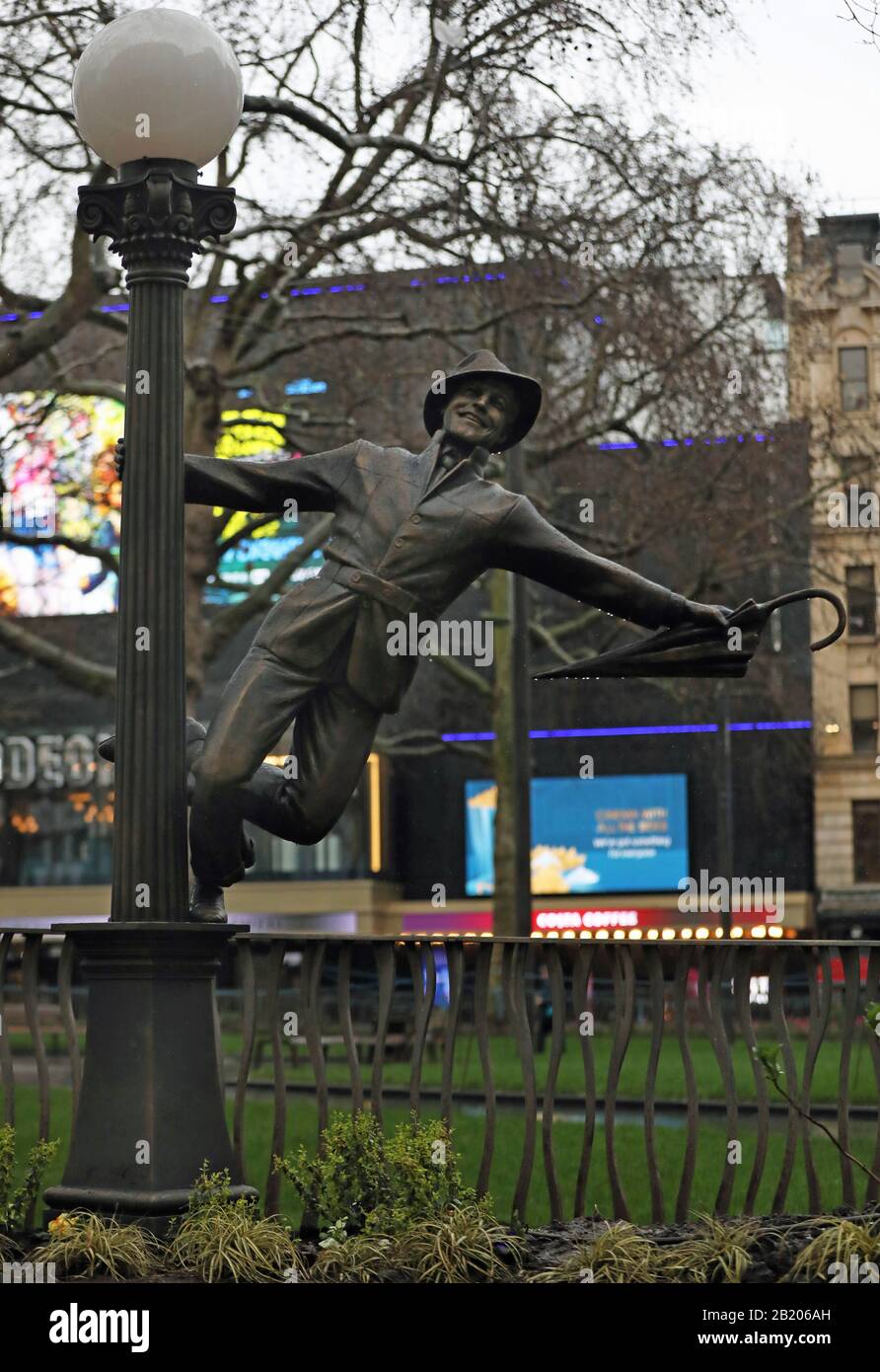 A statue gene kelly hi-res stock photography and images - Alamy