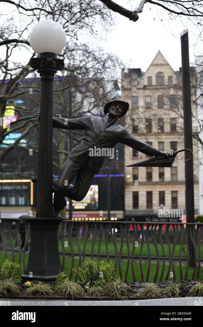 A statue of Gene Kelly twirling around a lamp post in Singin' in the ...