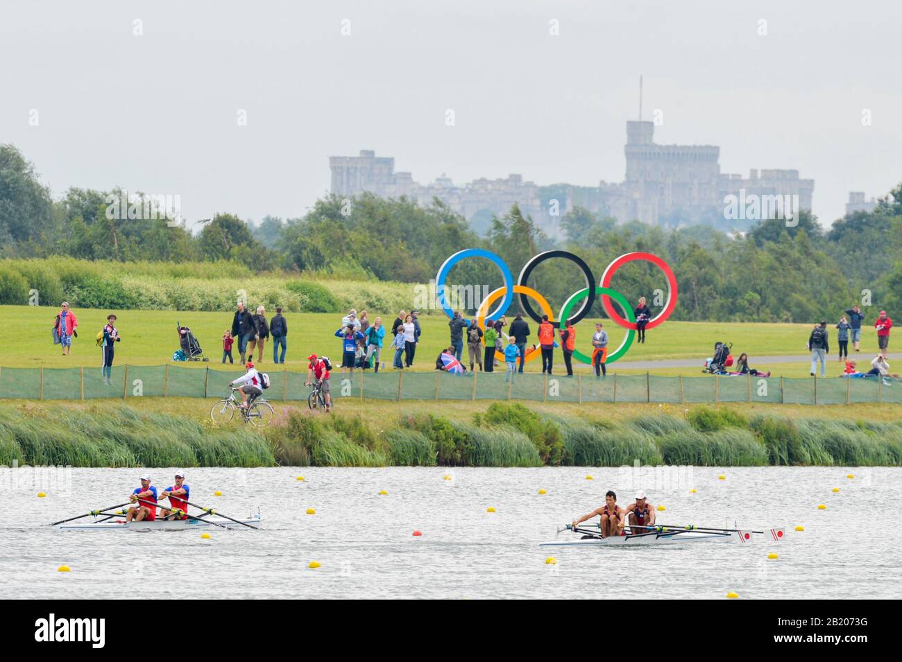 Crews move past the olympic rings windsor castle hi-res stock ...