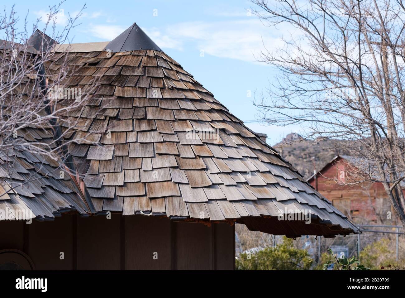 Wood shingle roof hi-res stock photography and images - Alamy
