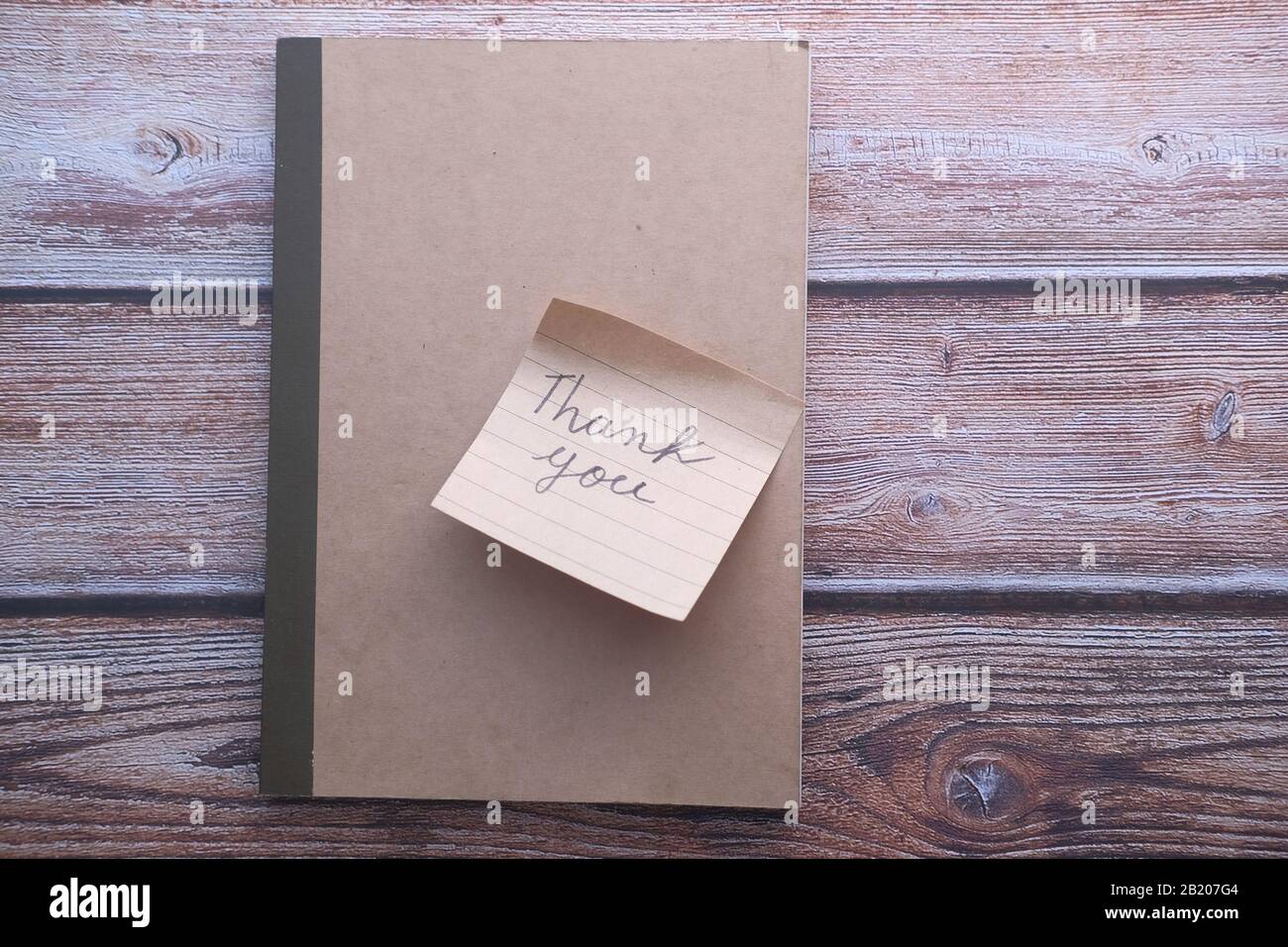 thank you note on notepad on table Stock Photo - Alamy