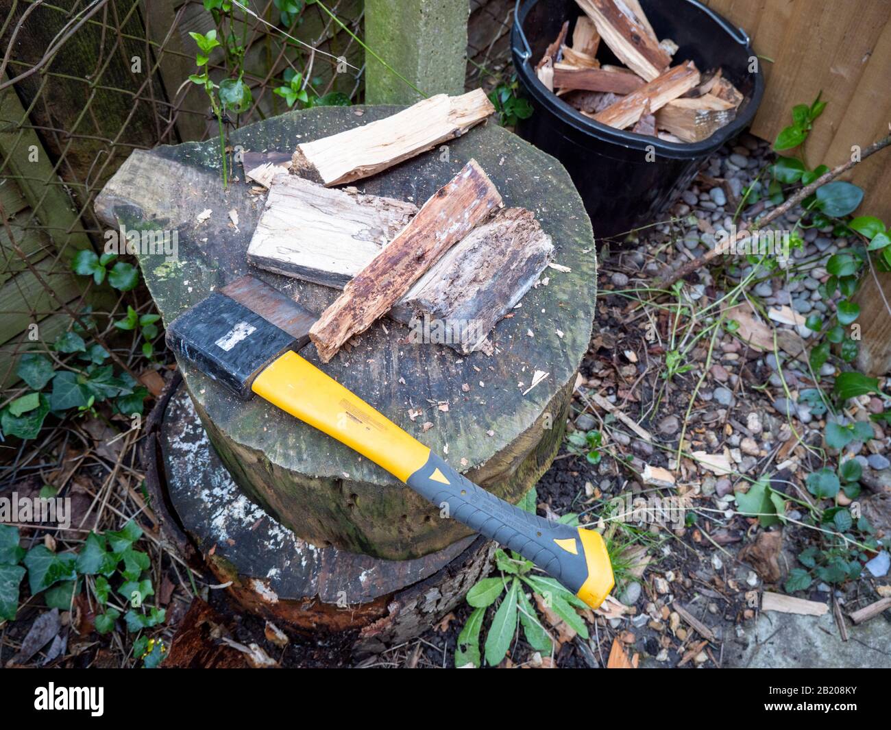 Chopping wood hi-res stock photography and images - Alamy