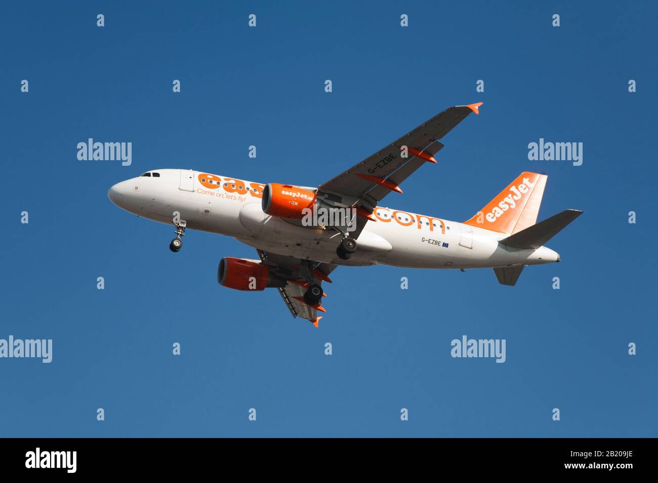 A319 easy jet passenger aircraft hi-res stock photography and images ...