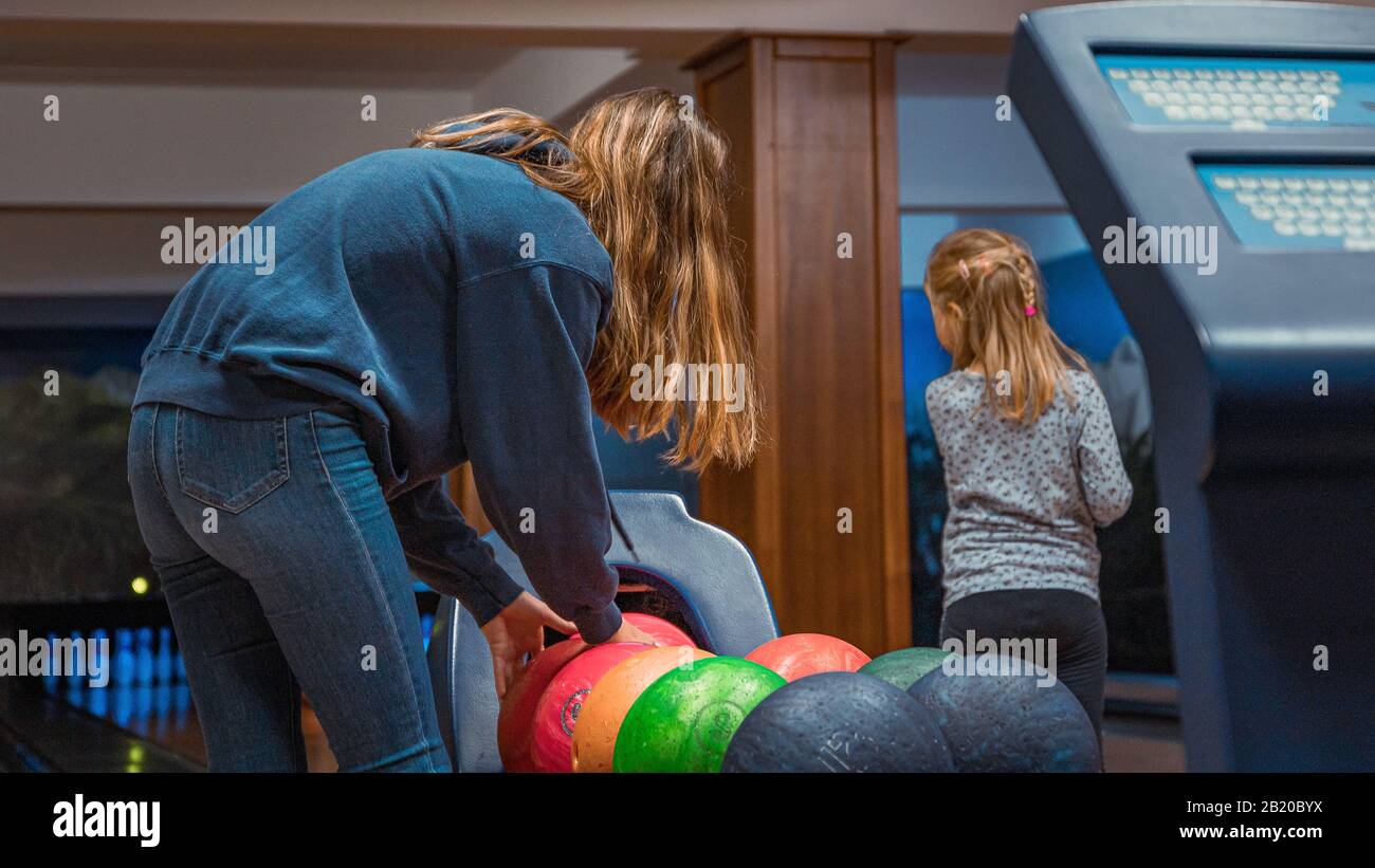 Young girl points High Resolution Stock Photography and Images - Alamy