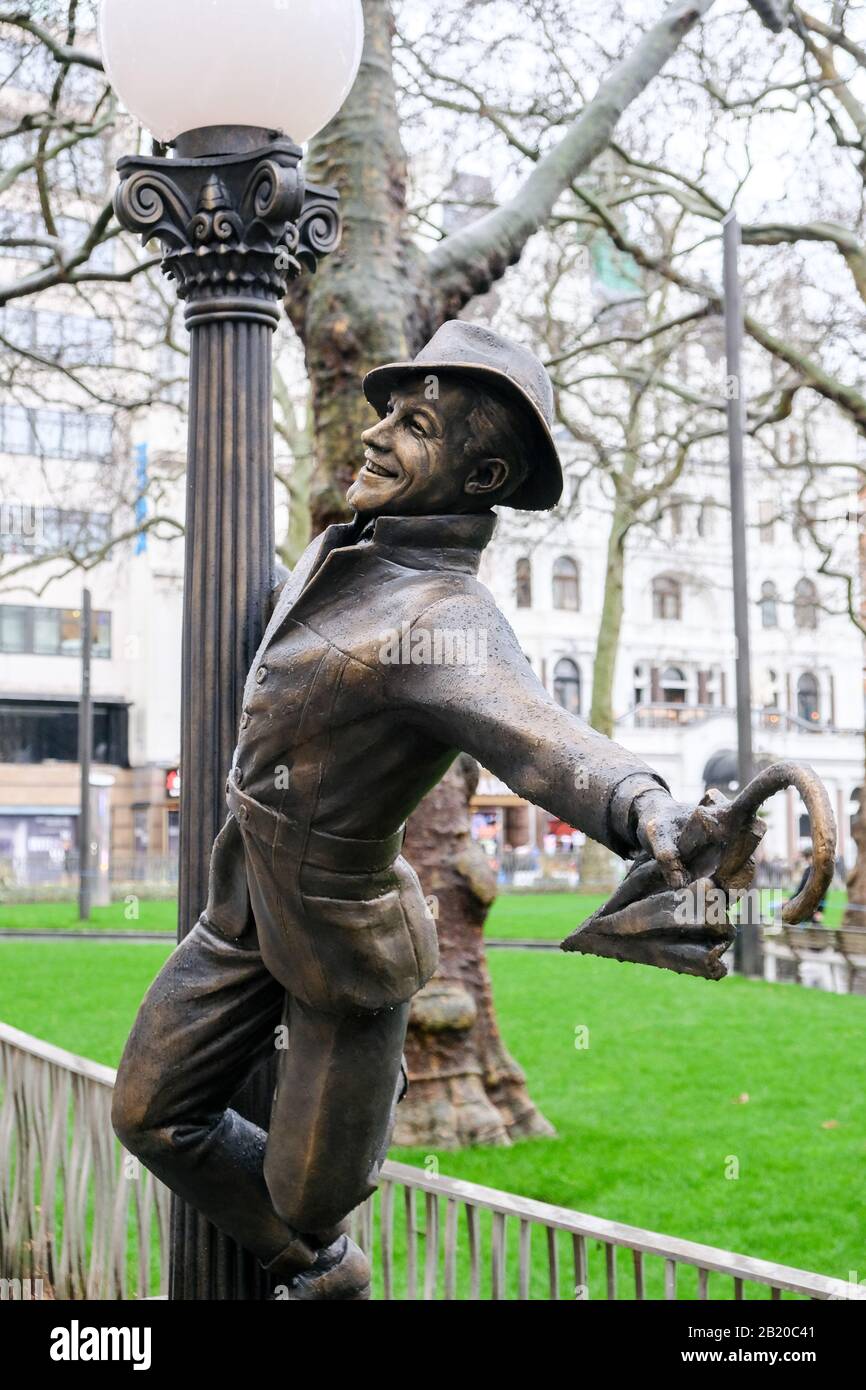 Leicester Square, London, UK. 28th February 2020. Gene Kelly, Singin ...