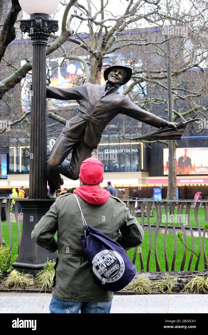 Leicester Square, London, UK. 28th February 2020. Gene Kelly, Singin ...