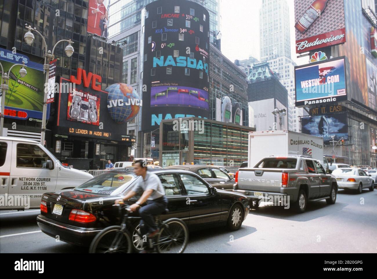 2002 archival image of Times Square, New York Stock Photo - Alamy
