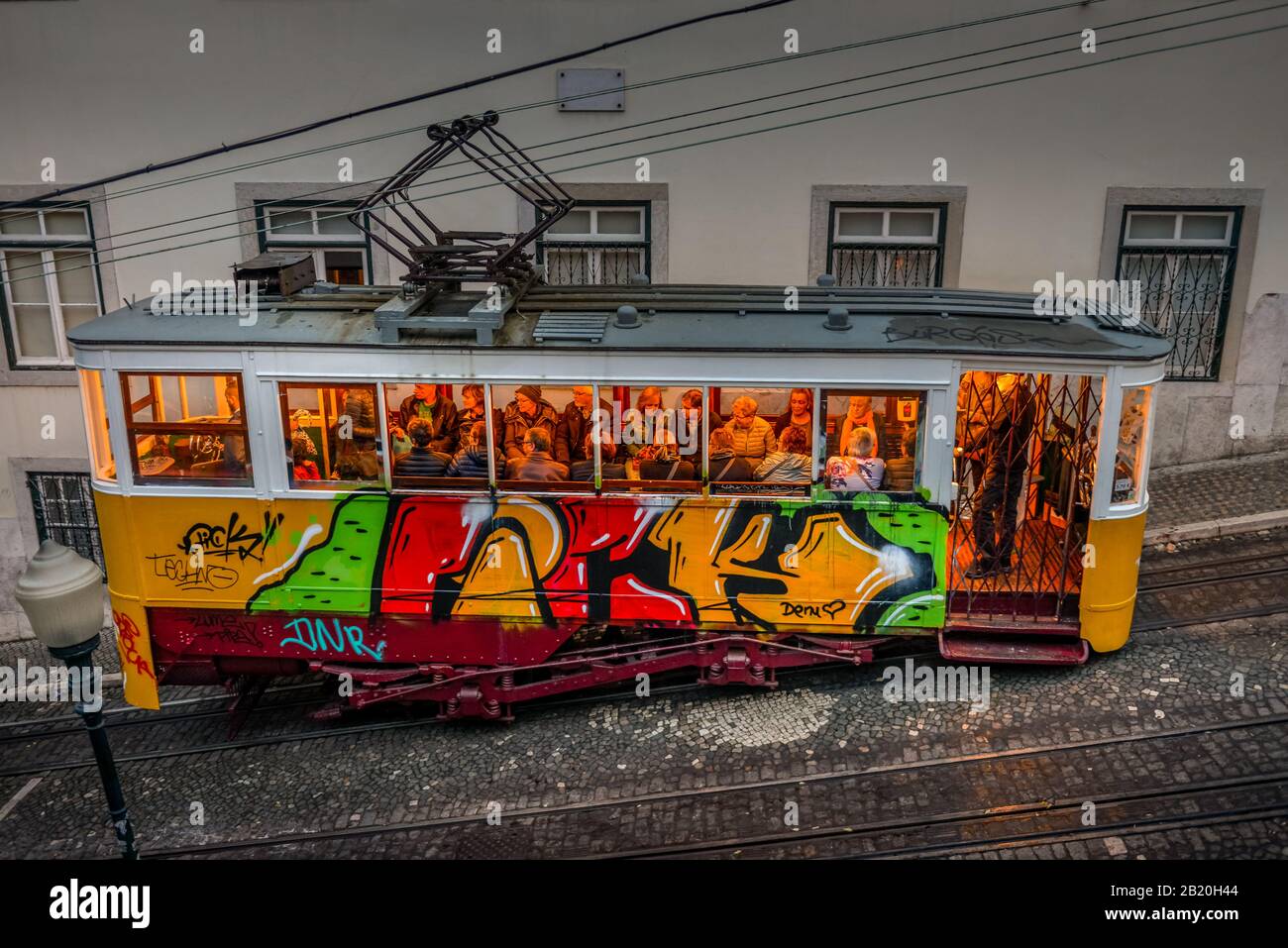 Standseilbahn ´Ascensor da Gloria´, Lissabon, Portugal Stock Photo - Alamy