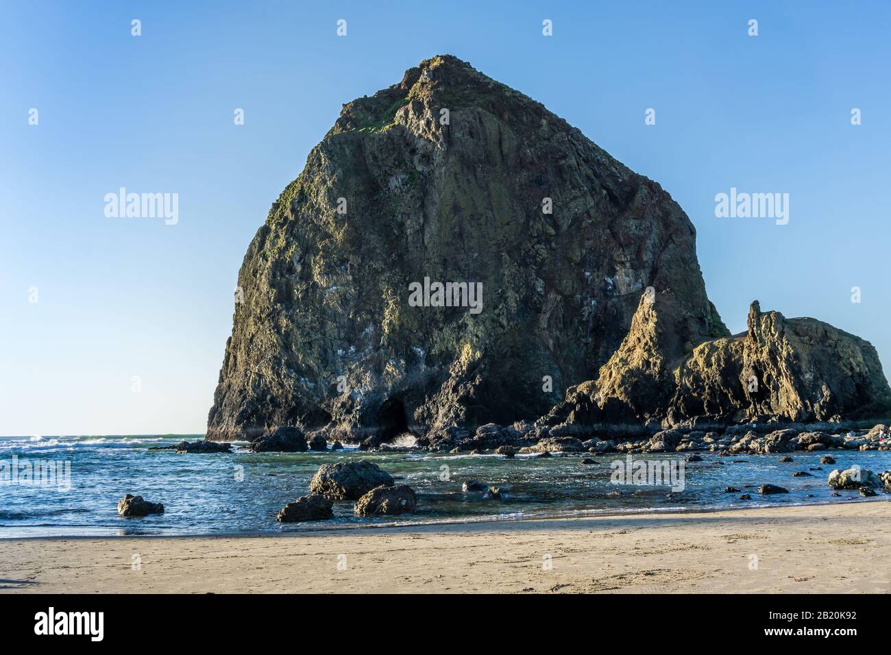 A view of the famous Haystack Rock Monolith in Cannon Beach, Oregon ...