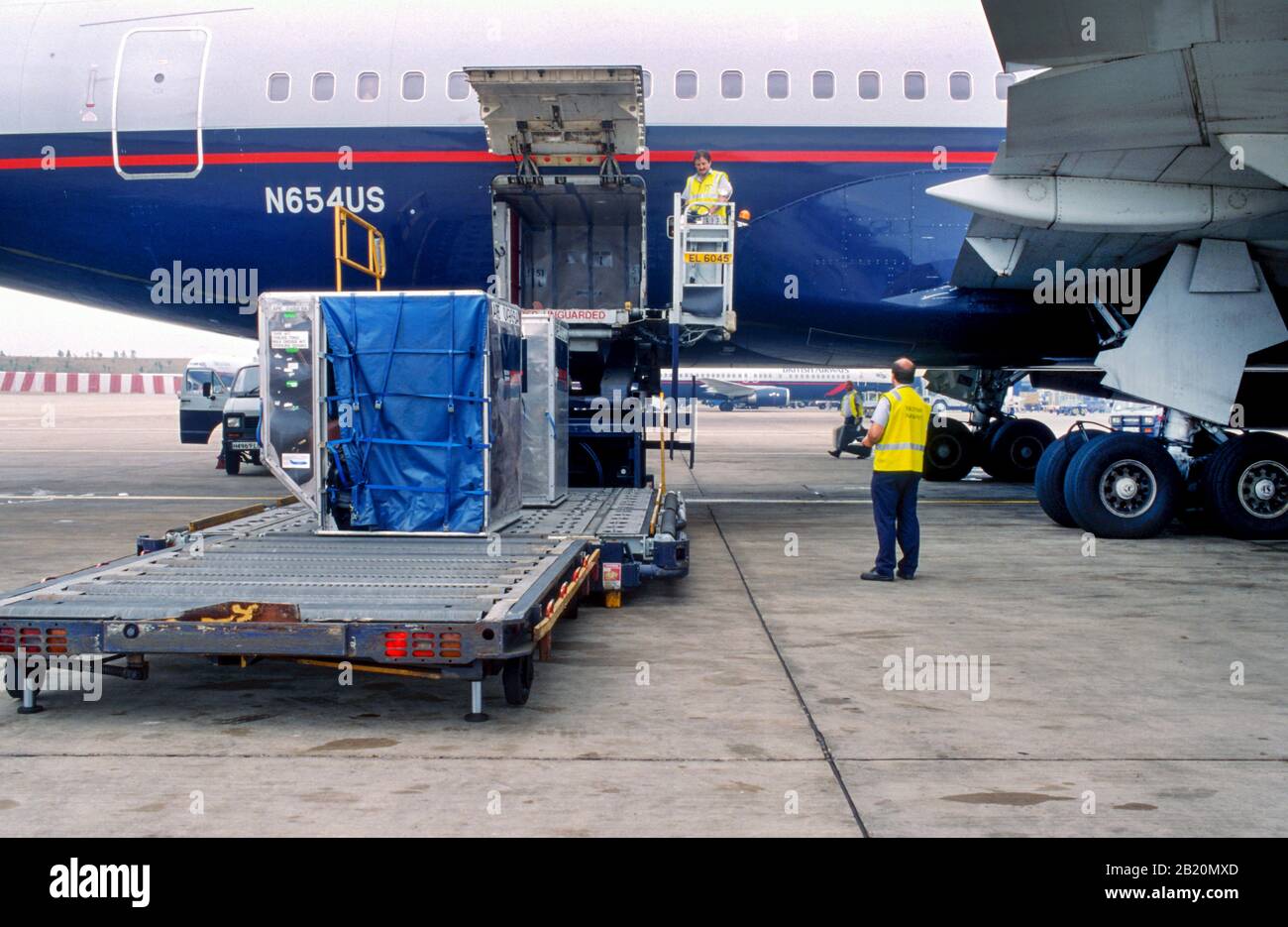 Baggage handlers gatwick hi-res stock photography and images - Alamy