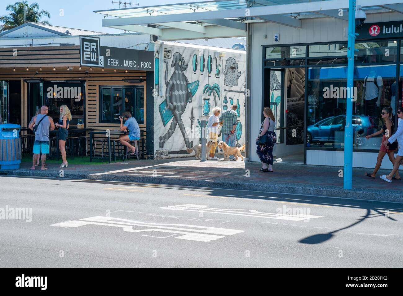 Shady alleyway hi-res stock photography and images - Alamy