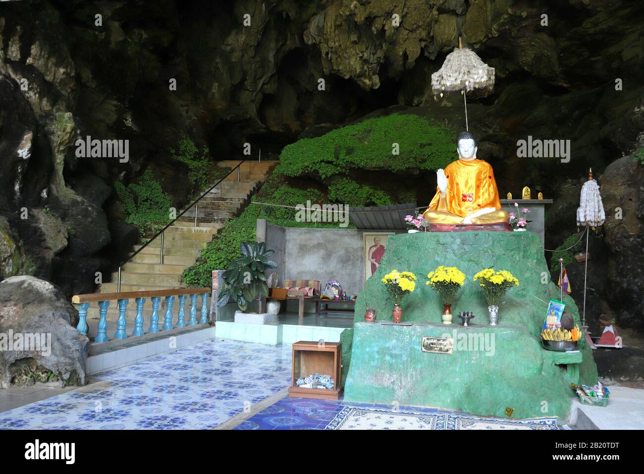 Buddhist cave in hpa an hi-res stock photography and images - Alamy