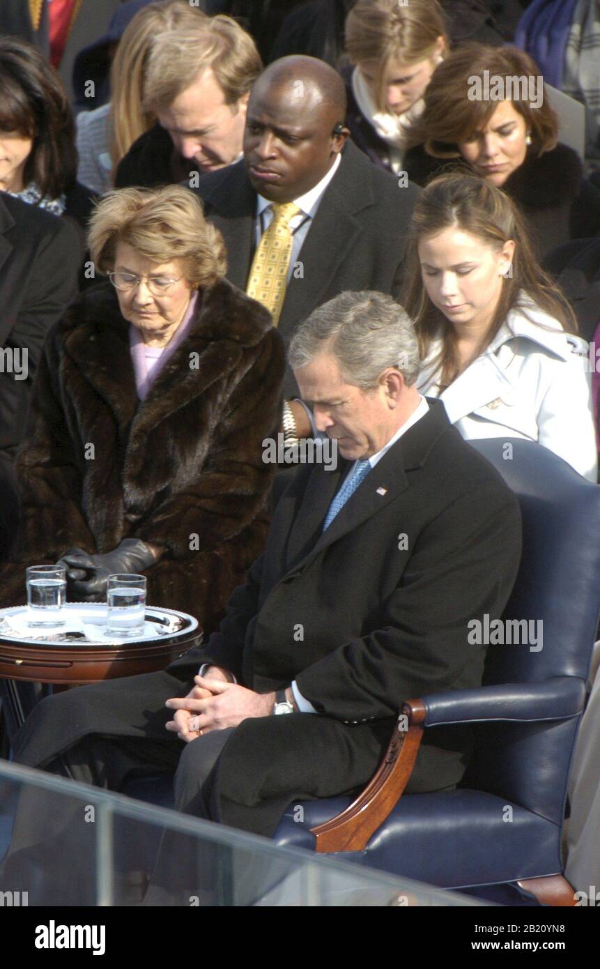 George and barbara bush vertical hi-res stock photography and images ...