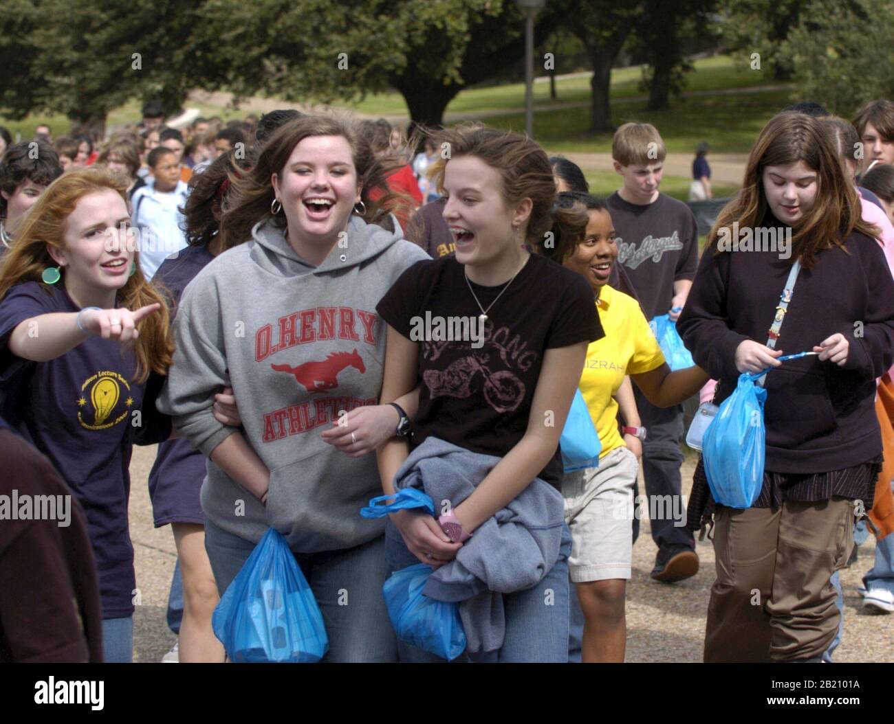 Teenagers crowd hi-res stock photography and images - Alamy