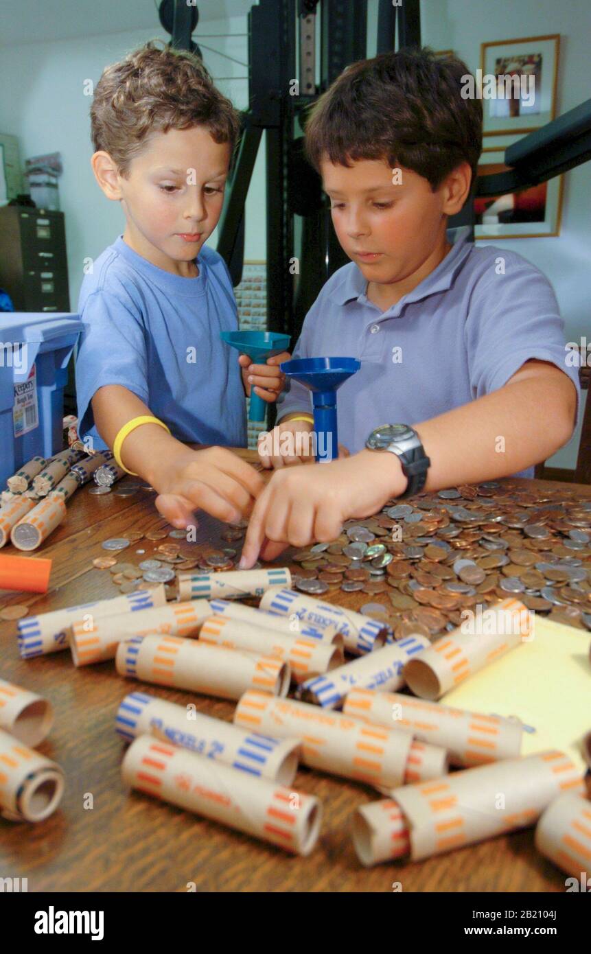 Hand sorting coins hi-res stock photography and images - Alamy