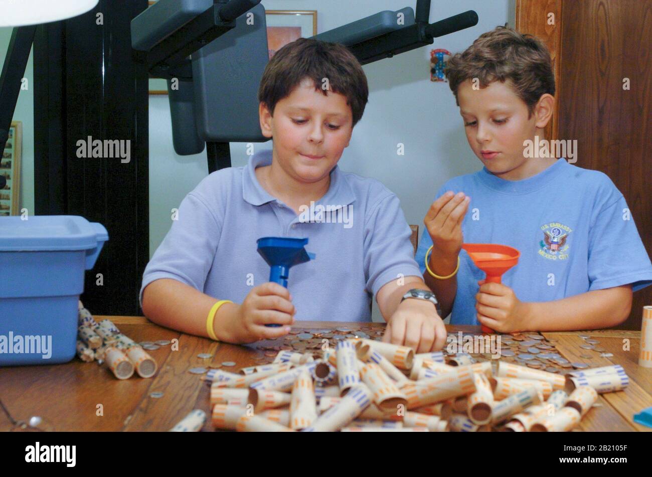 Hand sorting coins hi-res stock photography and images - Alamy