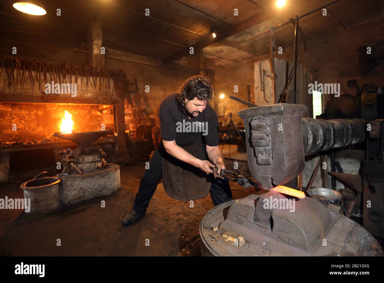 Blacksmith at the forge hammer hi-res stock photography and images - Alamy