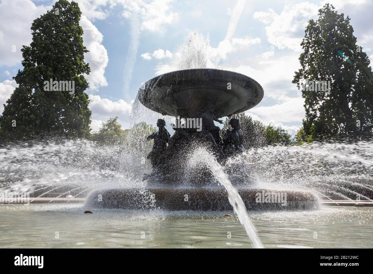 Fountain still waters hi-res stock photography and images - Alamy