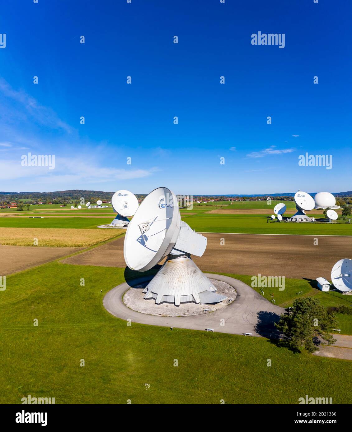 Earth station parabolic antennas hi-res stock photography and images ...