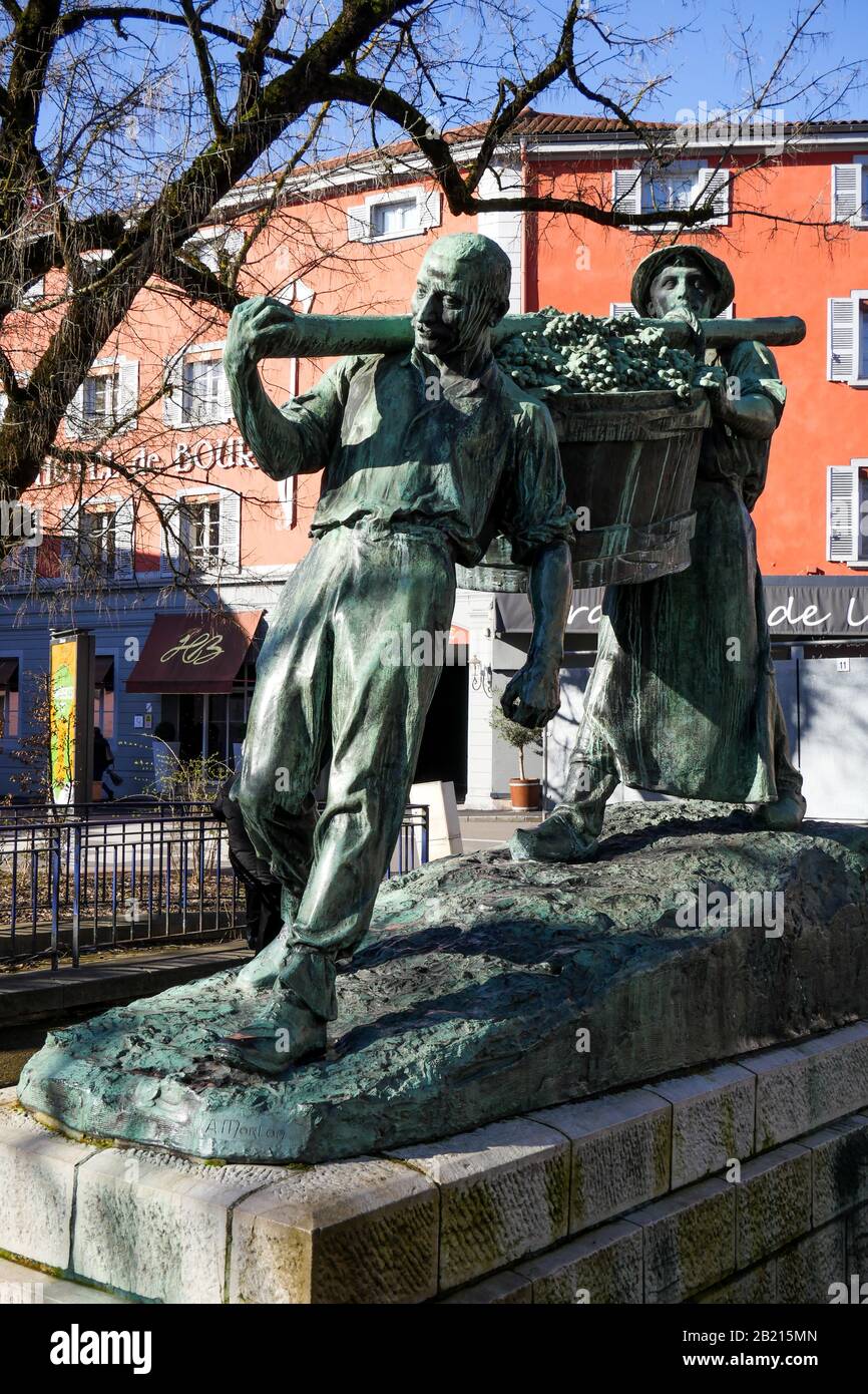 Grape harvesters, bronze statue by french sculptor Pierre Alexandre ...